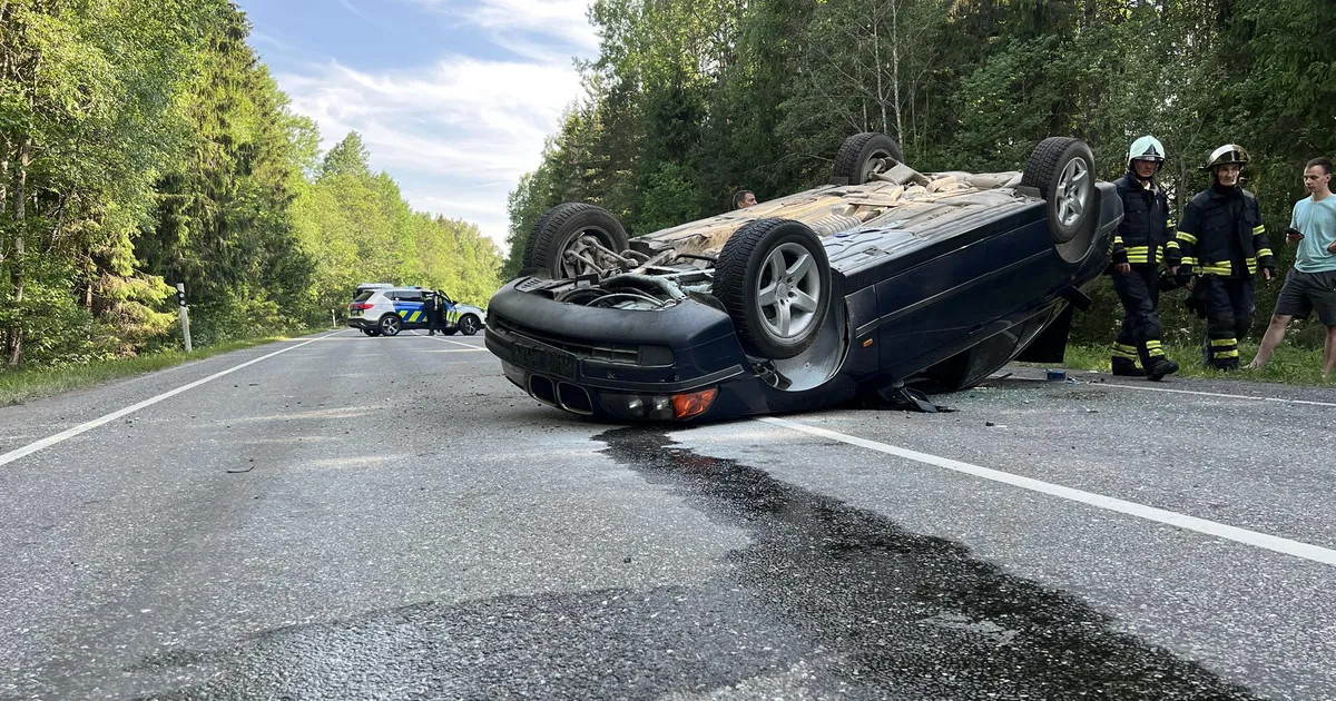 GALERII Noore naise juhitud auto maandus katusel