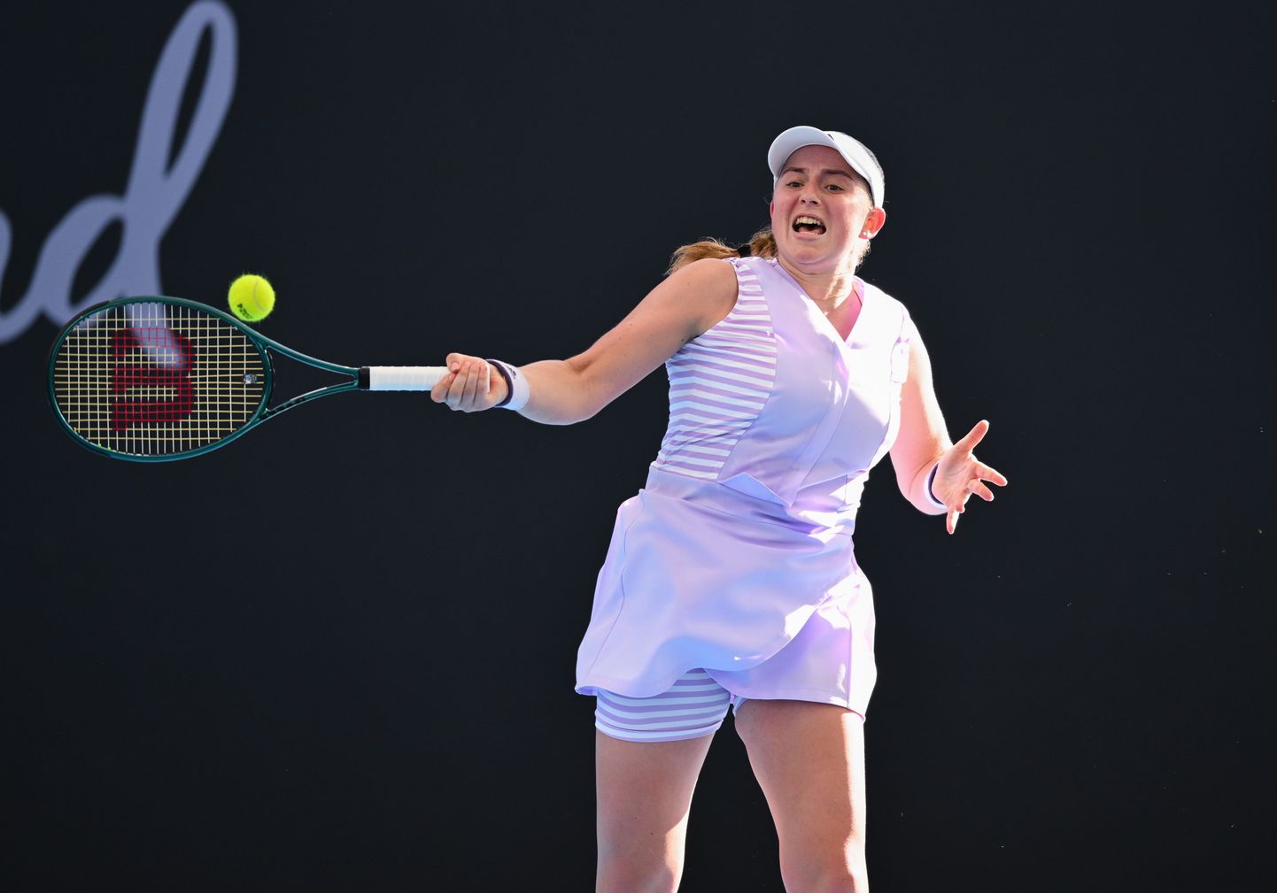 Ostapenko duets atspēlē divas mačbumbas un iekļūst Brisbenas turnīra ...