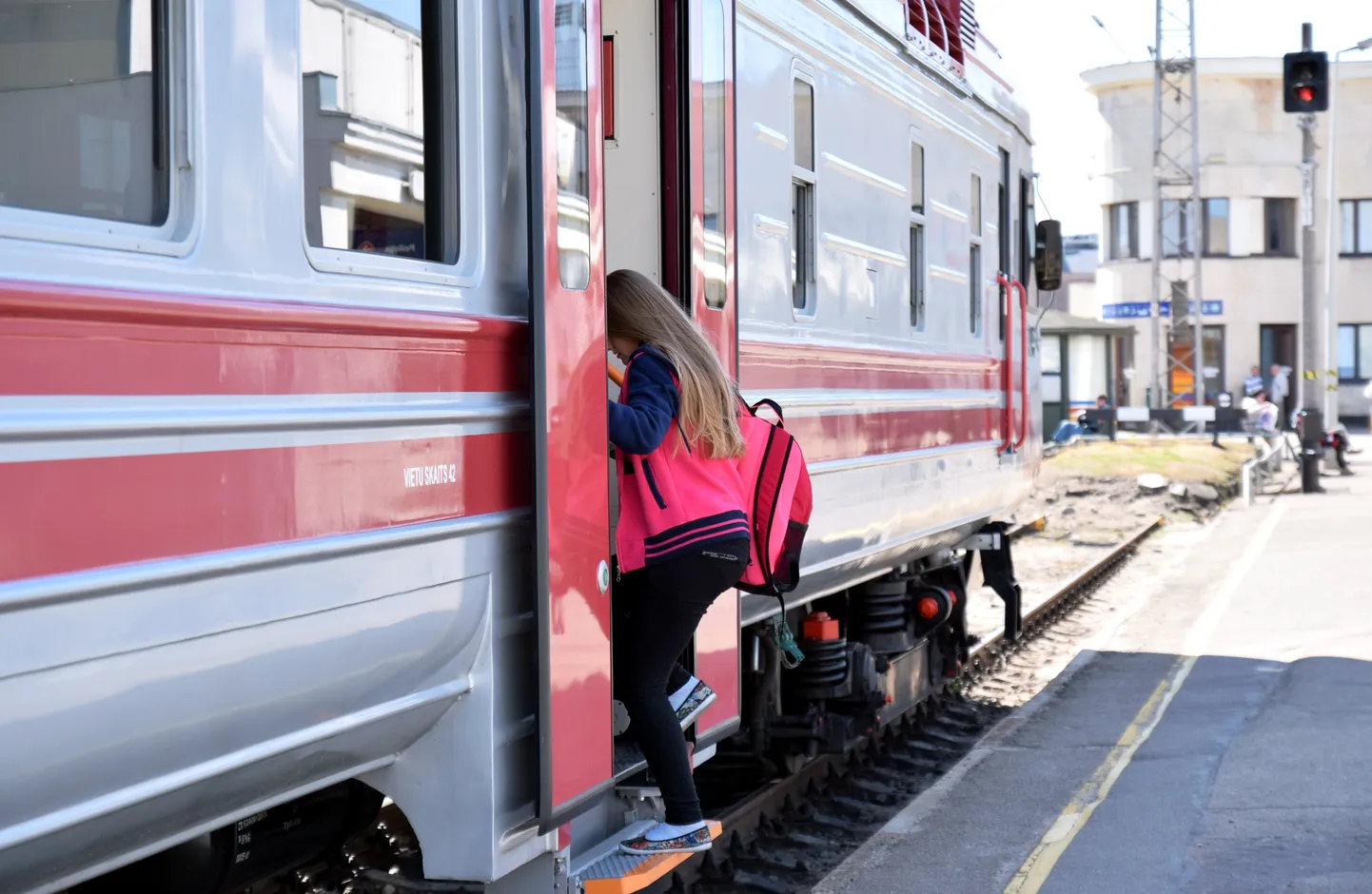 Vēja lauztu koku dēļ traucēta vilcienu satiksme Siguldas dzelzceļa līnijā