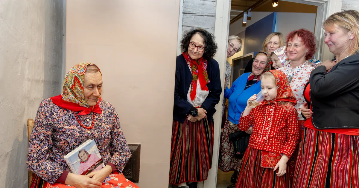 GALERII Kihnu Virve istub muuseumis ahjusuu ees