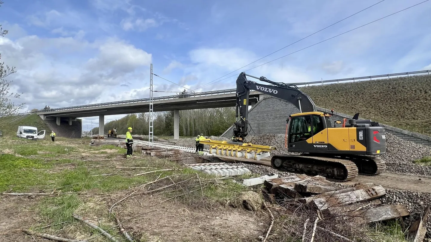 Elektriraudtee ehitus venib, uued rongid seisavad jõude