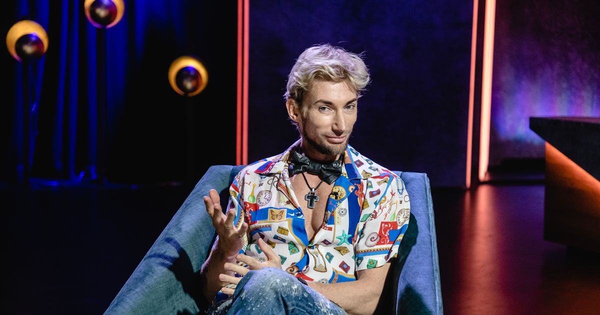 LÕBUS VIDEO Strippar Marco filmis lumisel Tartu tänaval poolpaljalt ...