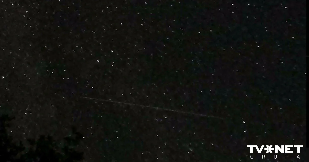 FOTO Latvijas naksnīgās debesis izgaismo krāšņais Perseīdu meteoru ...