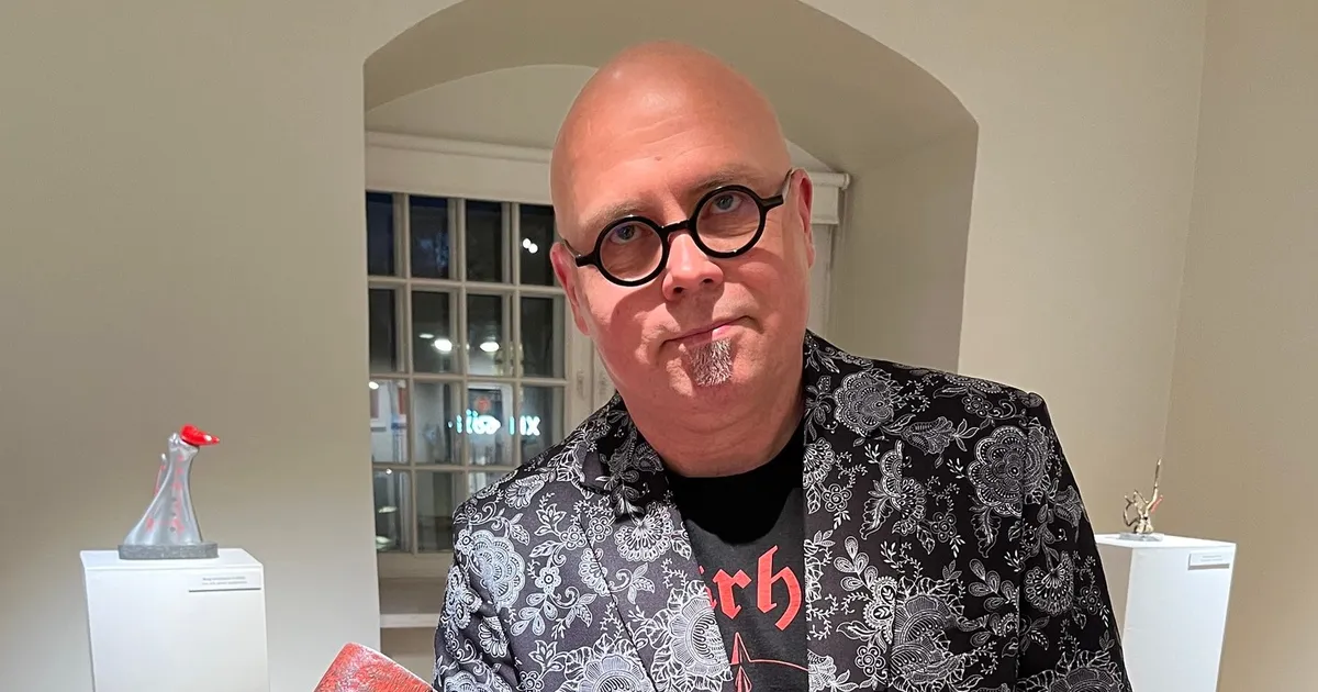 GALERII Margus Vaheri näitus „Nabavaatlus” on täis sisemist pinget ja ...