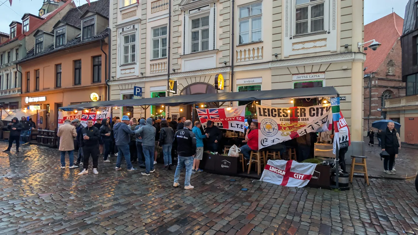 Policija atklāj, kā aizritēja nakts Rīgā pēc Latvijas un Anglijas ...