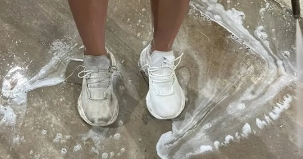 Selle nipiga saad valged tossud hõlpsasti kiiskavalt puhtaks