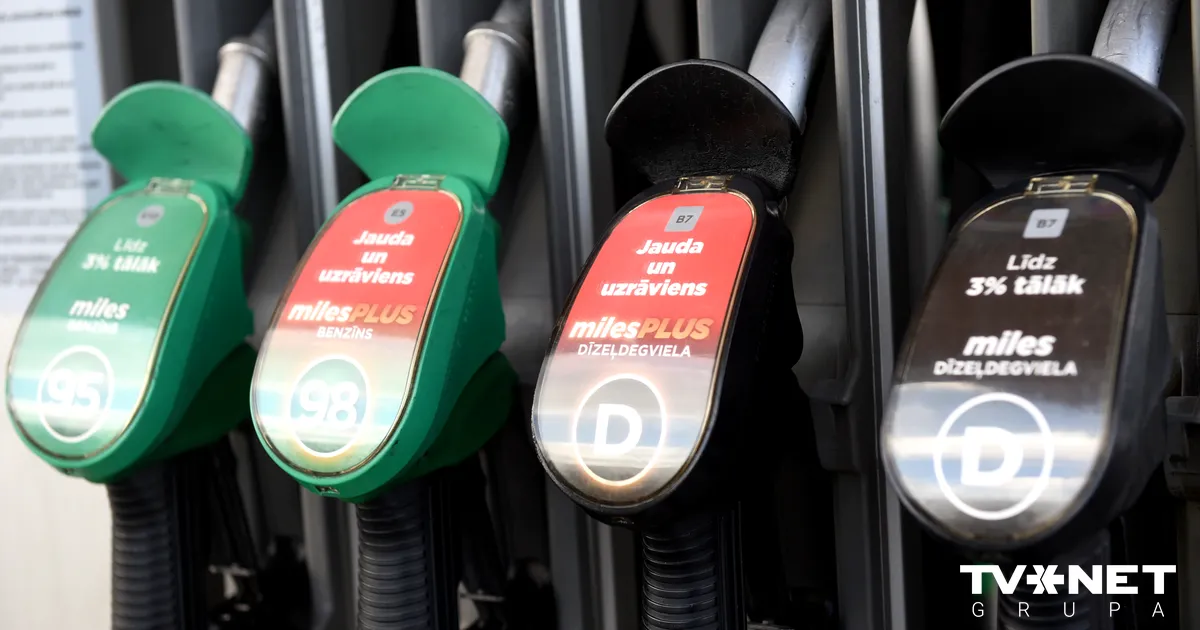 Degvielas uzpildes stacijās šodien degvielu iespējams ieliet lētāk nekā ...