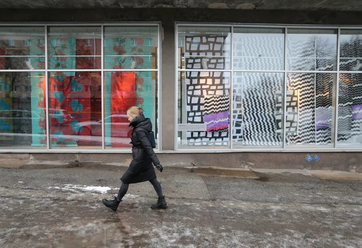 Tekstiilikunstnik Signe Kivi tõi oma disainitud kangaid tartlastele näha