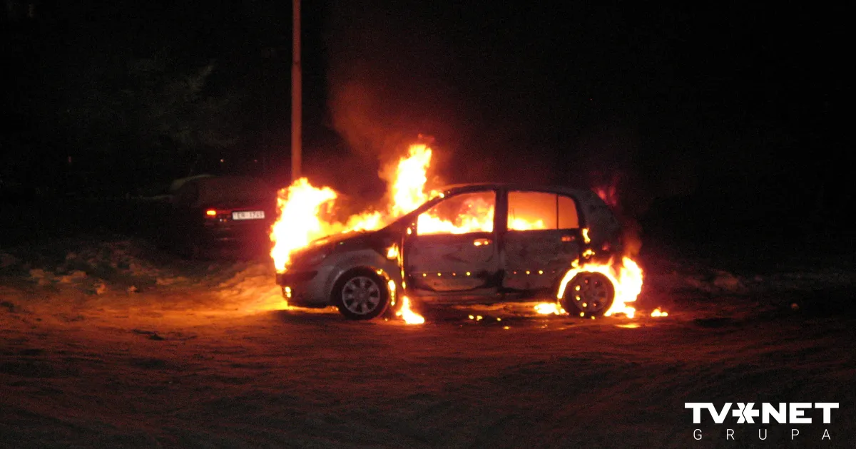 VIDEO Rīgā uguns apskādē spēkratu, bet apdrošinātājs atsakās izmaksāt ...