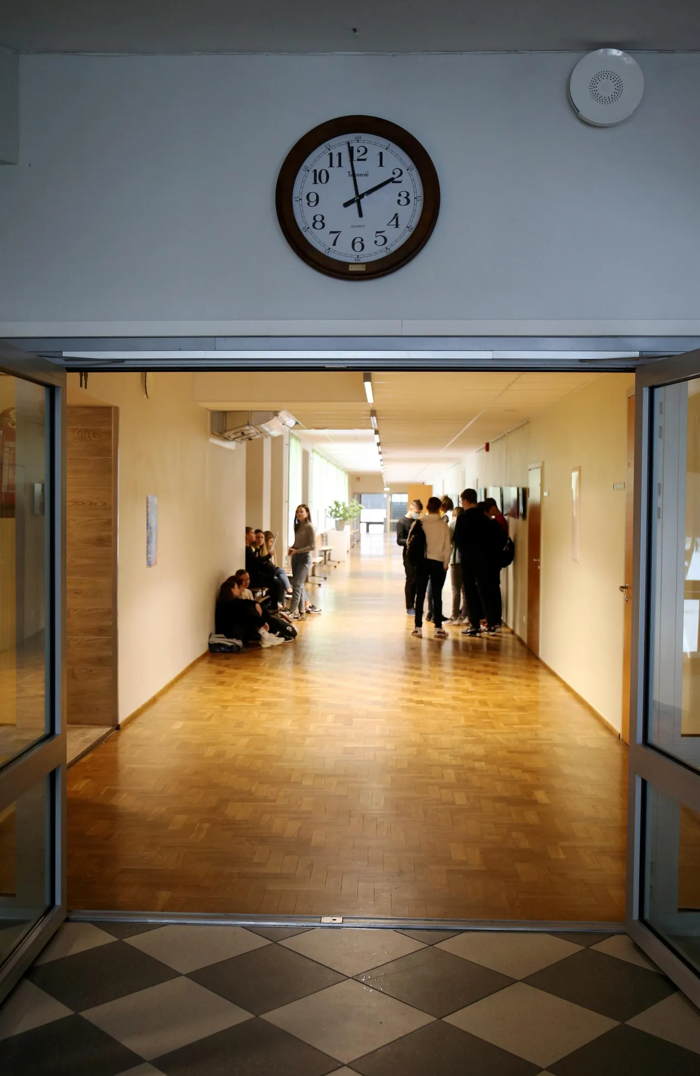 Ministeerium ajab kõik esmaspäevast kooli