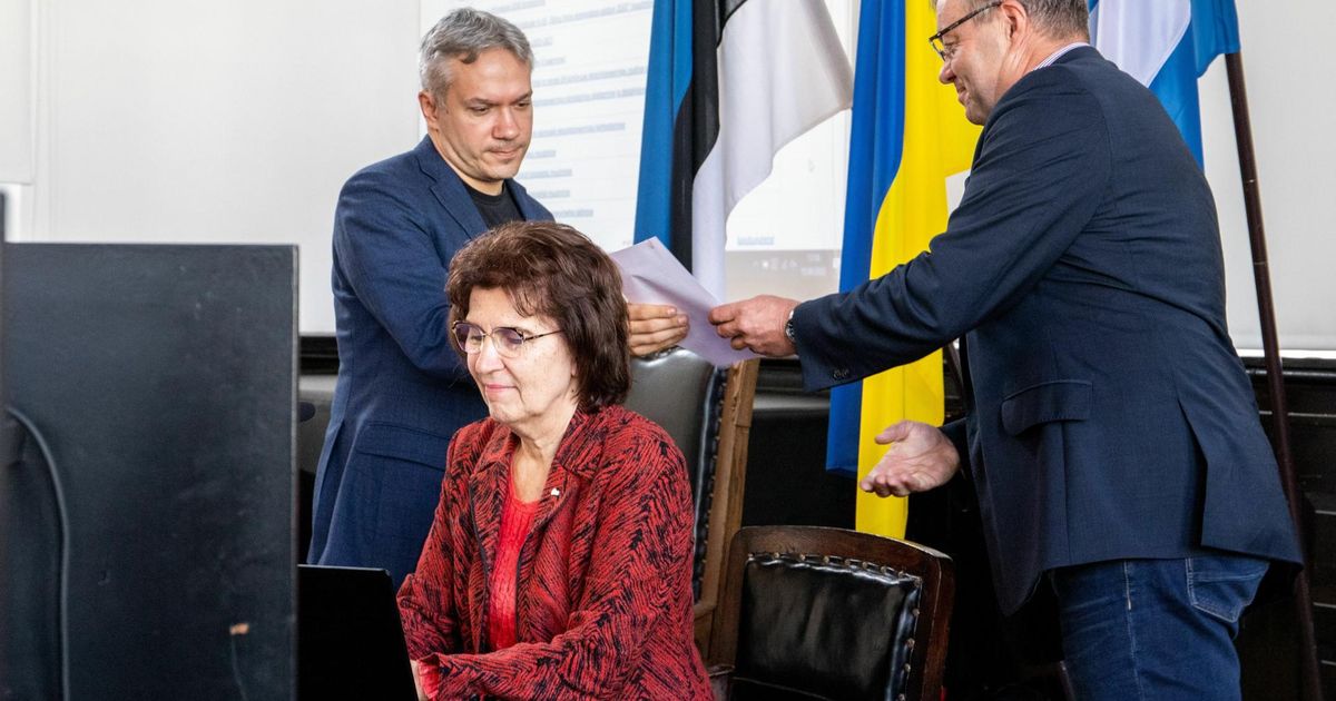 GALERIID Linnavolikogu saalis löödi lauale neli umbusaldusavaldust