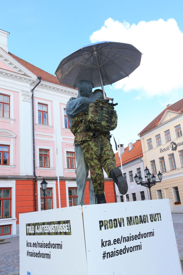 Foto: suudlev tudengineiu astus ajateenistusse - Uudised - Tartu Postimees