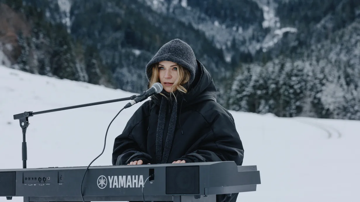 Marta publicē emocionālu singlu "A Little Blue" ar Alpos filmētu videoklipu