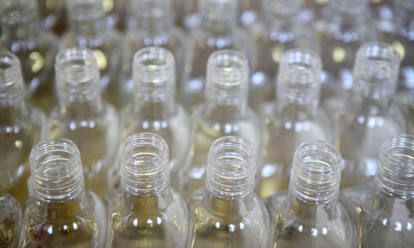 Plastmasas pudeles saturs lielā karstumā var kļūt bīstams cilvēka ...