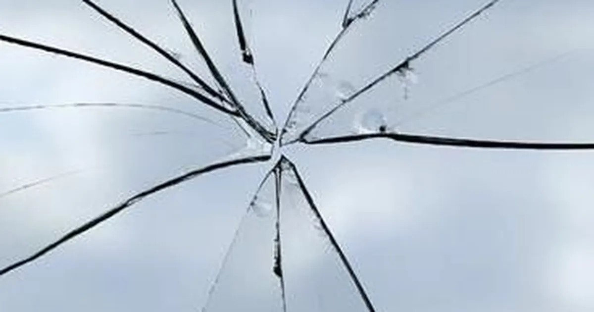 Aknaklaasi lõhkunud joodikud läksid võõrasse autosse magama