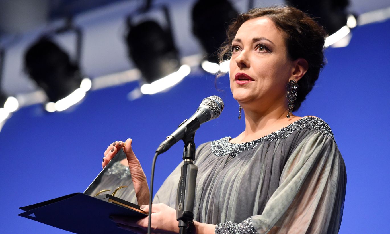 Baiba Broka: Mainīt uzvārdu - tas nozīmē atdot savu galvu - Ģimene ...