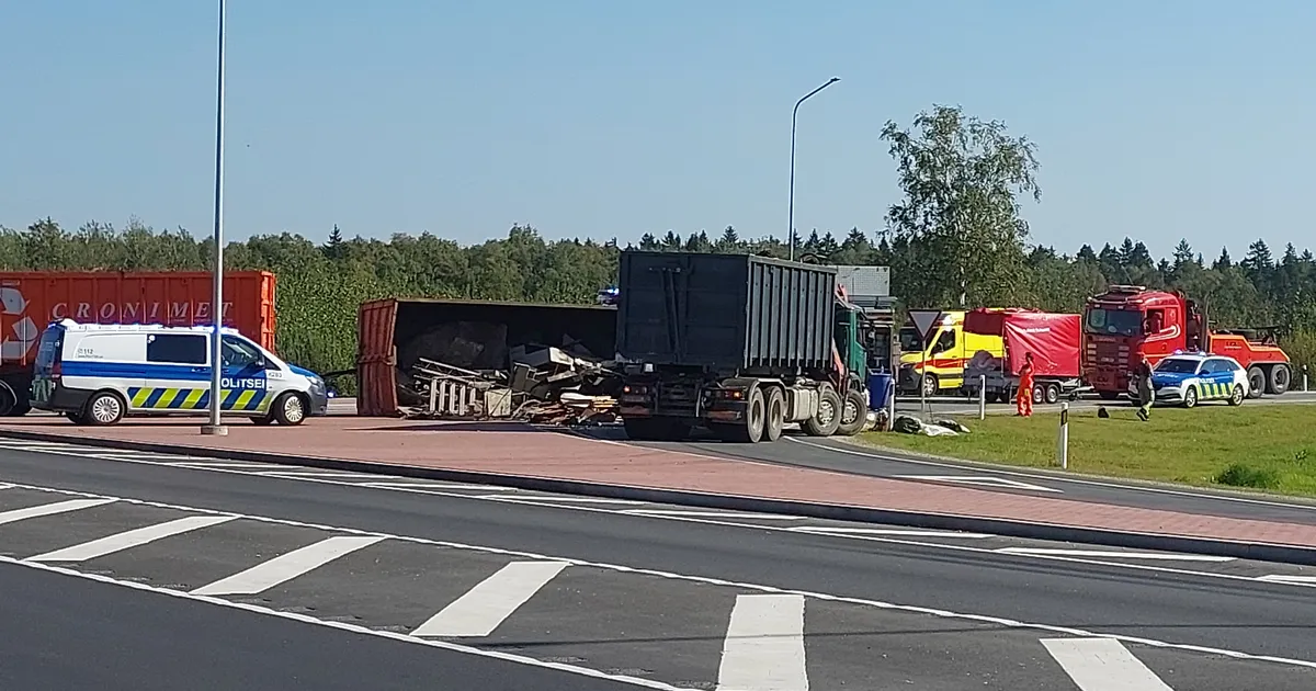 VIDEO Vanaraua koormaga veok lendas Kohtla-Järve lähedal maanteel külili