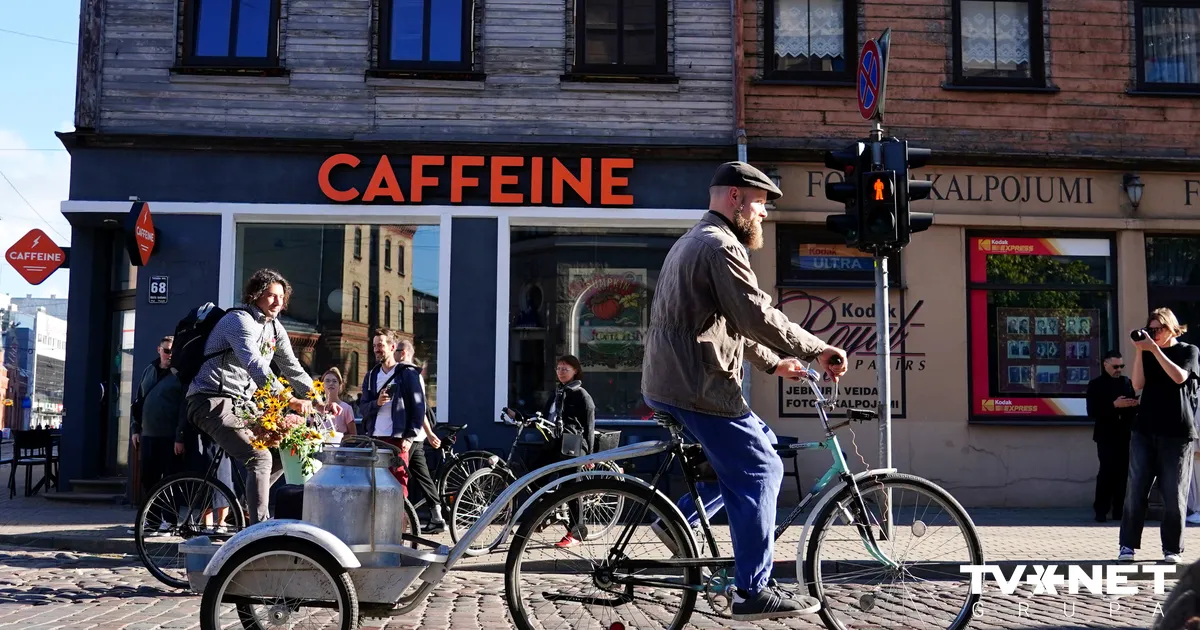 Retro drēbēs un ar senlaicīgiem velosipēdiem. Rīgā notika Tvīda brauciens