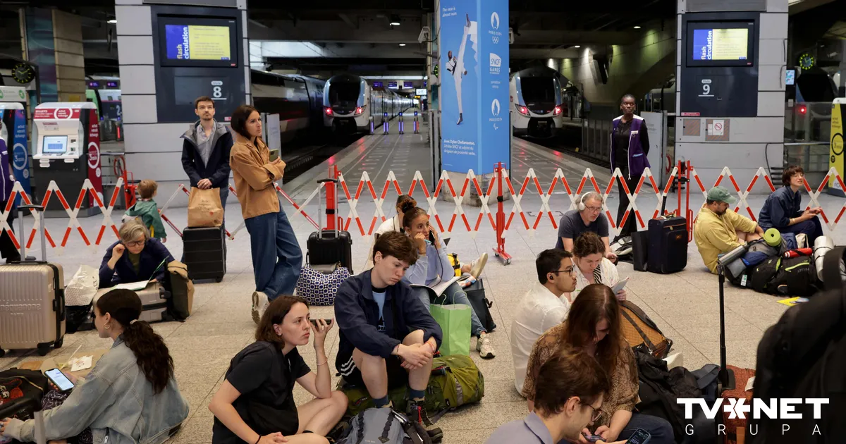 Francijā sabotāžas seku novēršana turpinājusies visu nakti