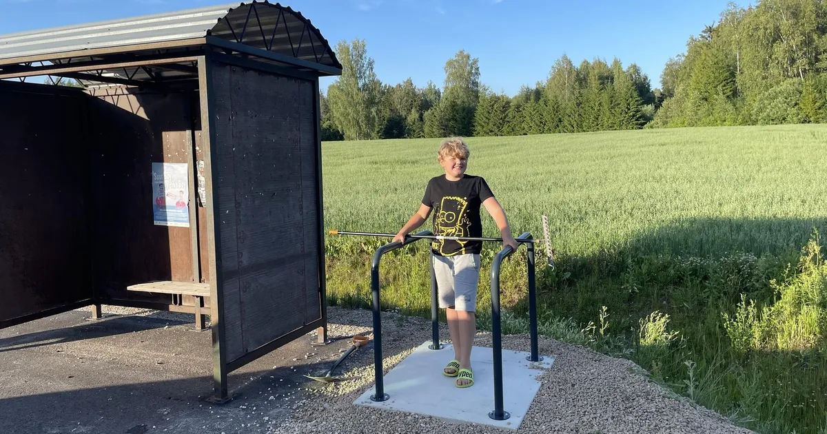 Lapse küsimus tõi nelja bussipeatusse rattahoidja