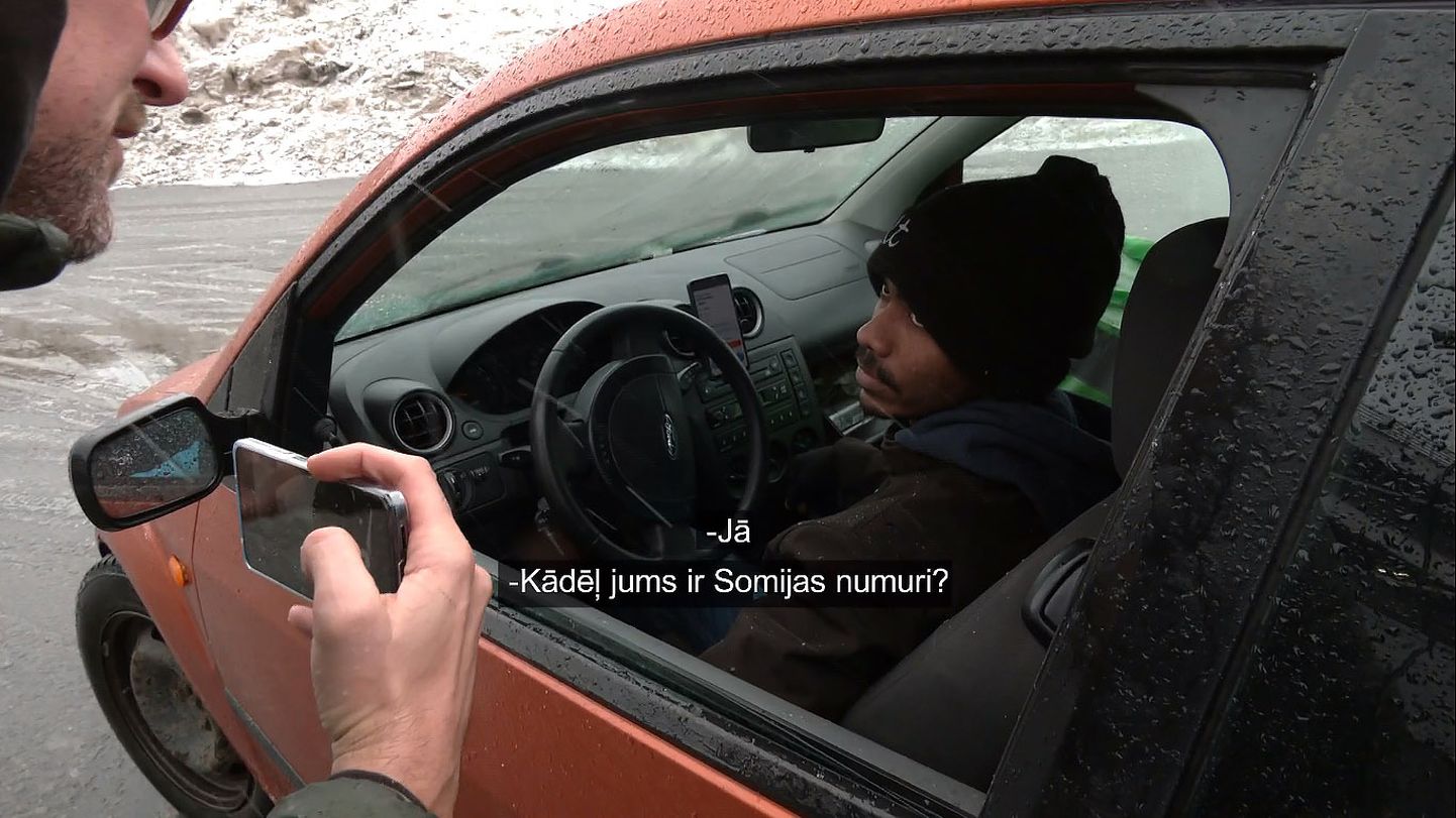 NOSKATIES Ēdienu kurjeri Latvijā rupji pārkāpj likumus un brauc ar ...