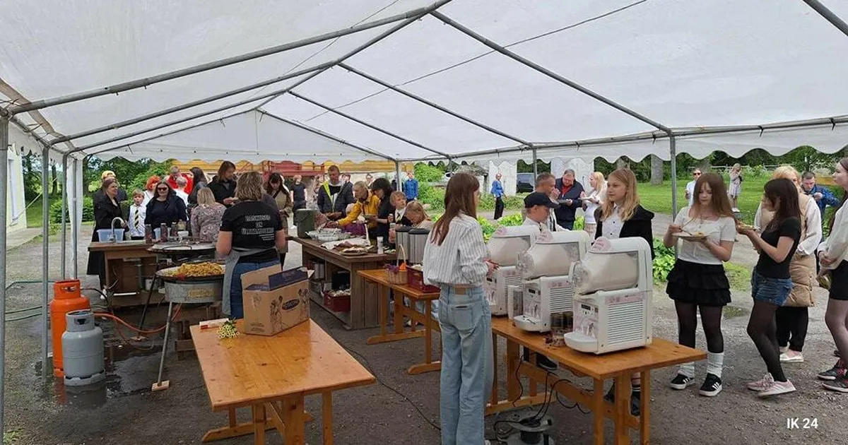 Maakonna ainus erakool läks sünnipäeva tähistades suvepuhkusele