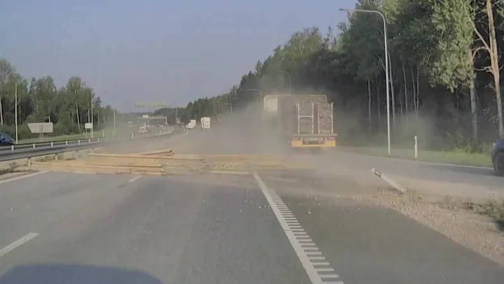 VIDEO Koorem keset teed! Napilt kokkupõrkest pääsenud liikleja: sain ...