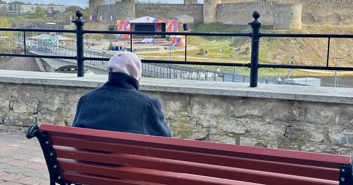 FOTOD Narva 9. mai eelõhtul: kindlus on ehitud lippudega, teisel pool ...