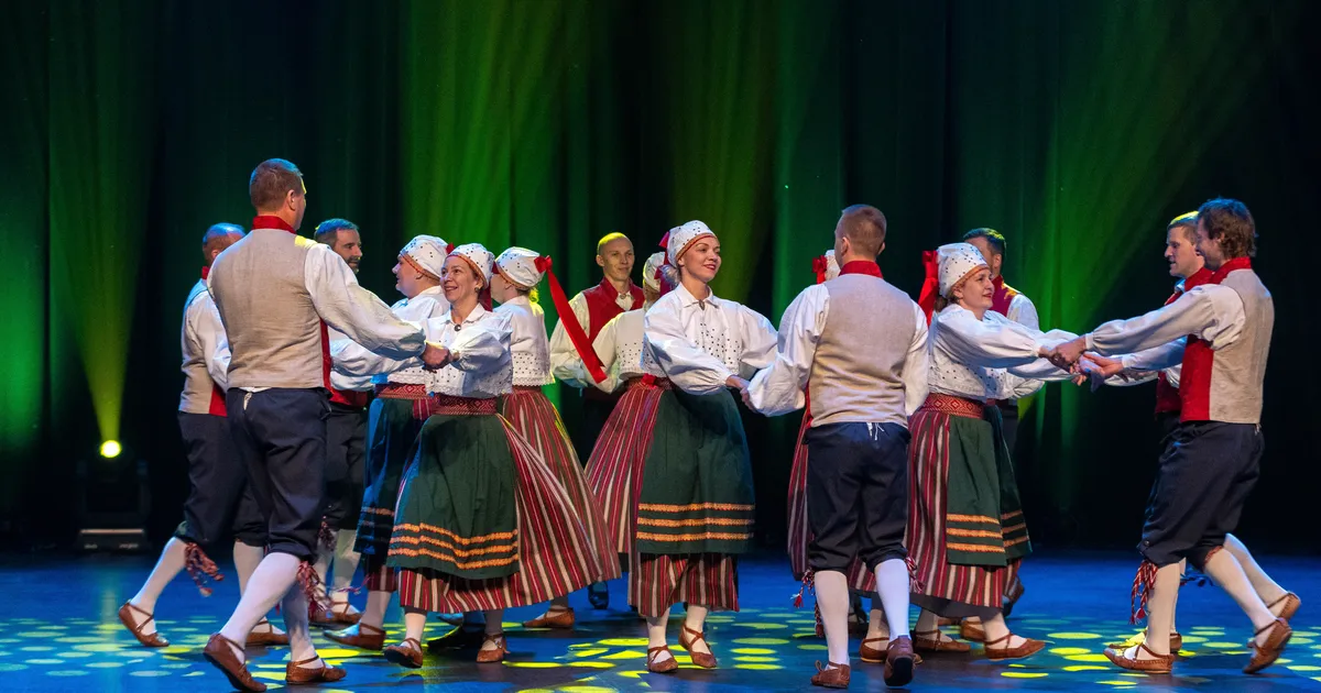 PILDID Menukas rahvatantsurühm tõi lavale ja saali sadu Järvamaa inimesi