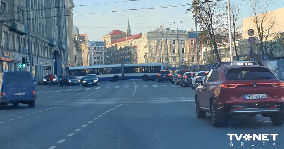 "Rīgas satiksmes" autobuss nobloķējis Brīvības ielu. Automašīnas brauc ...