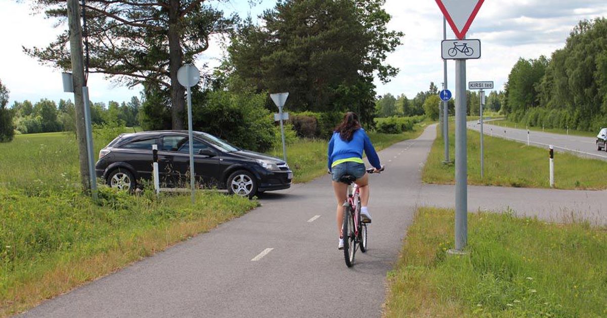 Maanteeamet jätab auto ja ratturi kokkupõrke toonud ristmiku muutmata
