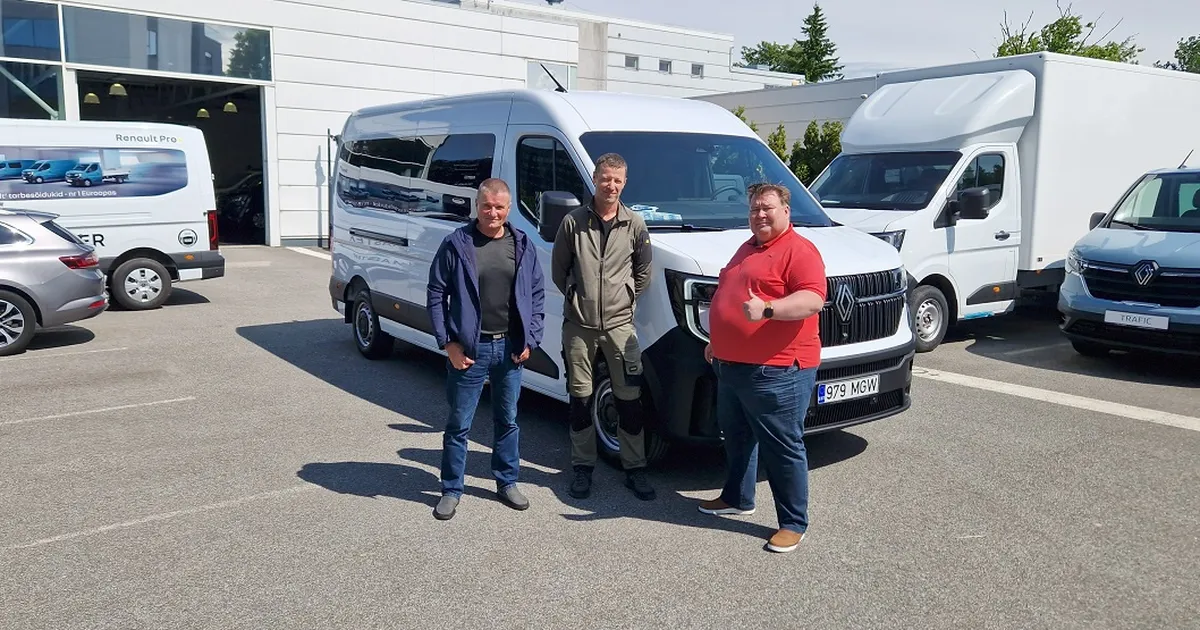 Hooldekeskuse õuele veeres uus buss