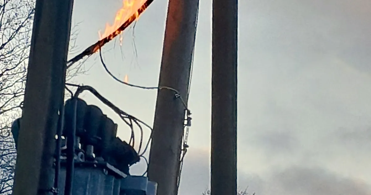 На окраине Нарвы загорелся кабель над электрическим трансформатором