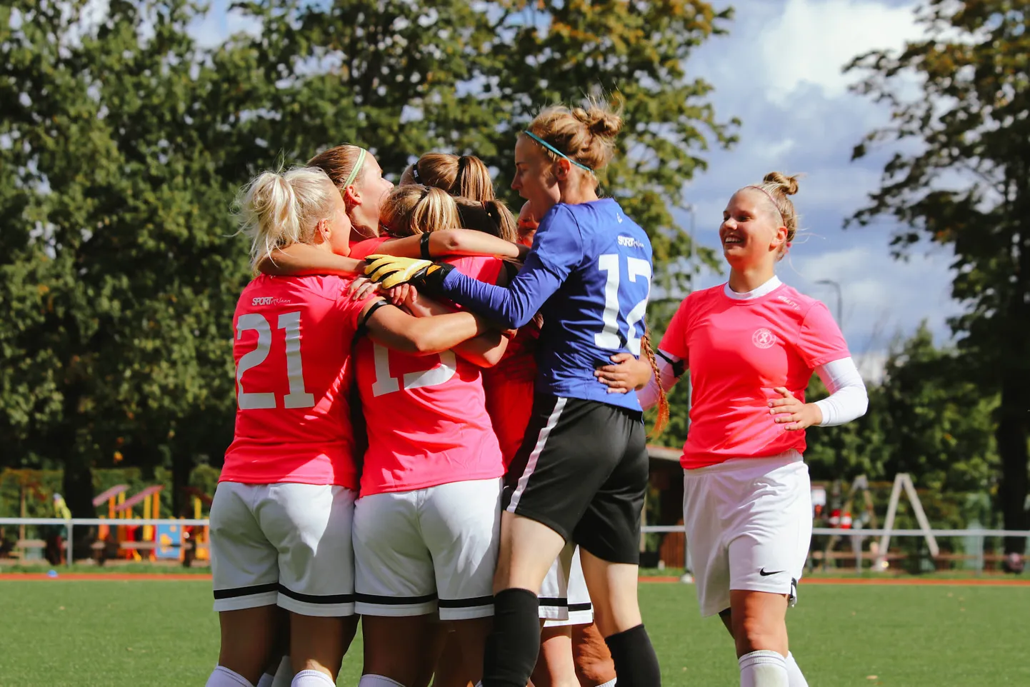 Roosa Jalgpall toetab muusik Ingeri ema võitlusel harvaesineva haigusega