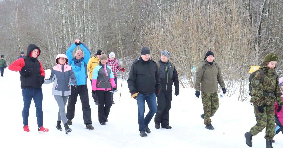 Johan Pitka mälestusele pühendatud rahvamatkal osalejad on teel Peetrisse