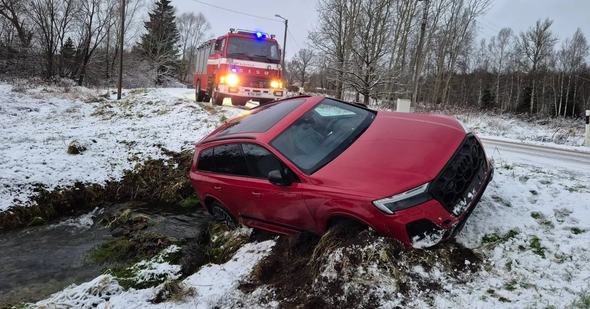 ФОТО Спасатели, возвращаясь с вызова, нашли в кювете Audi