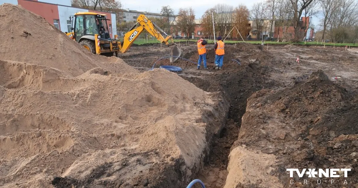 Skolas stadiona pārbūves laikā Jelgavā atrastas Kurzemes-Zemgales ...