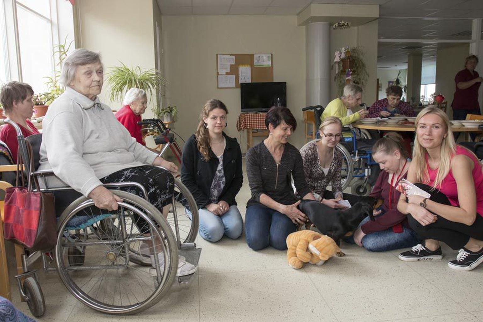 Tudengid tõid hooldekodusse päikest ja pisaraid