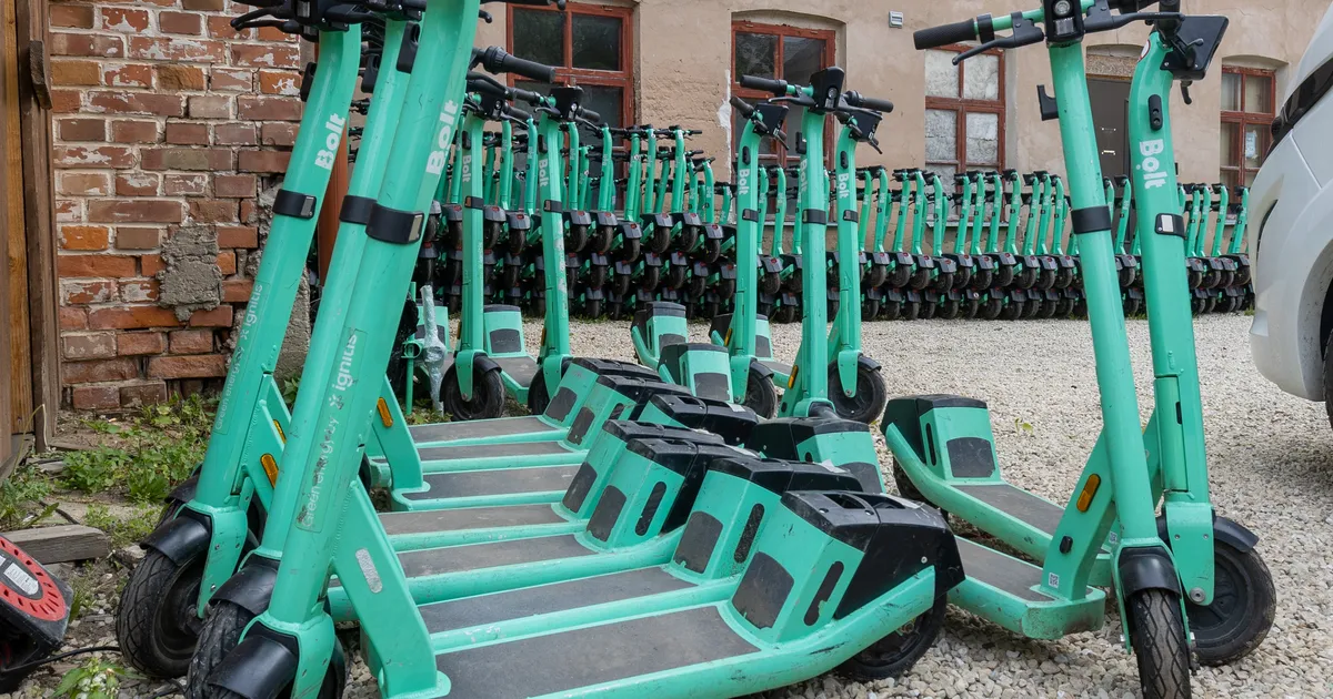 Uus eelnõu peletab autod kõnniteelt ja sunnib tõuksijuhid kainusele