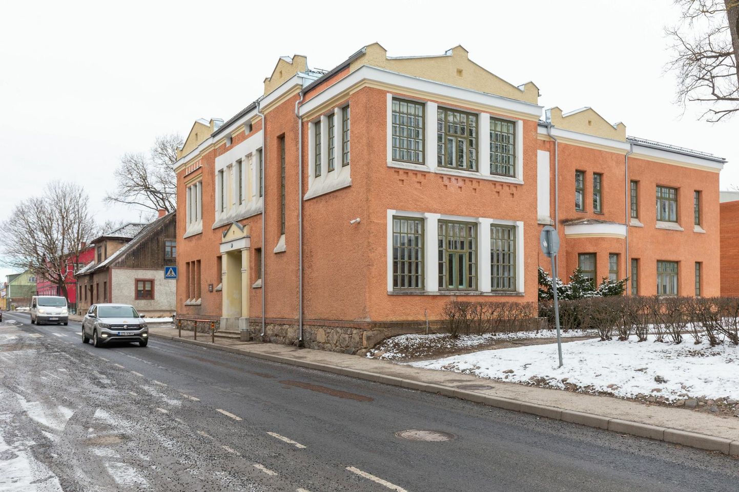 Huvikool jagab lapsed kolme maja vahel