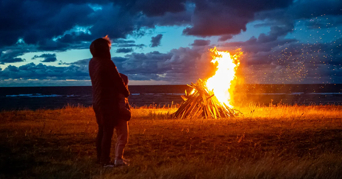 VIDEO JA GALERII Parvlaev Estonial hukkunute mälestuseks süüdati lõke ...