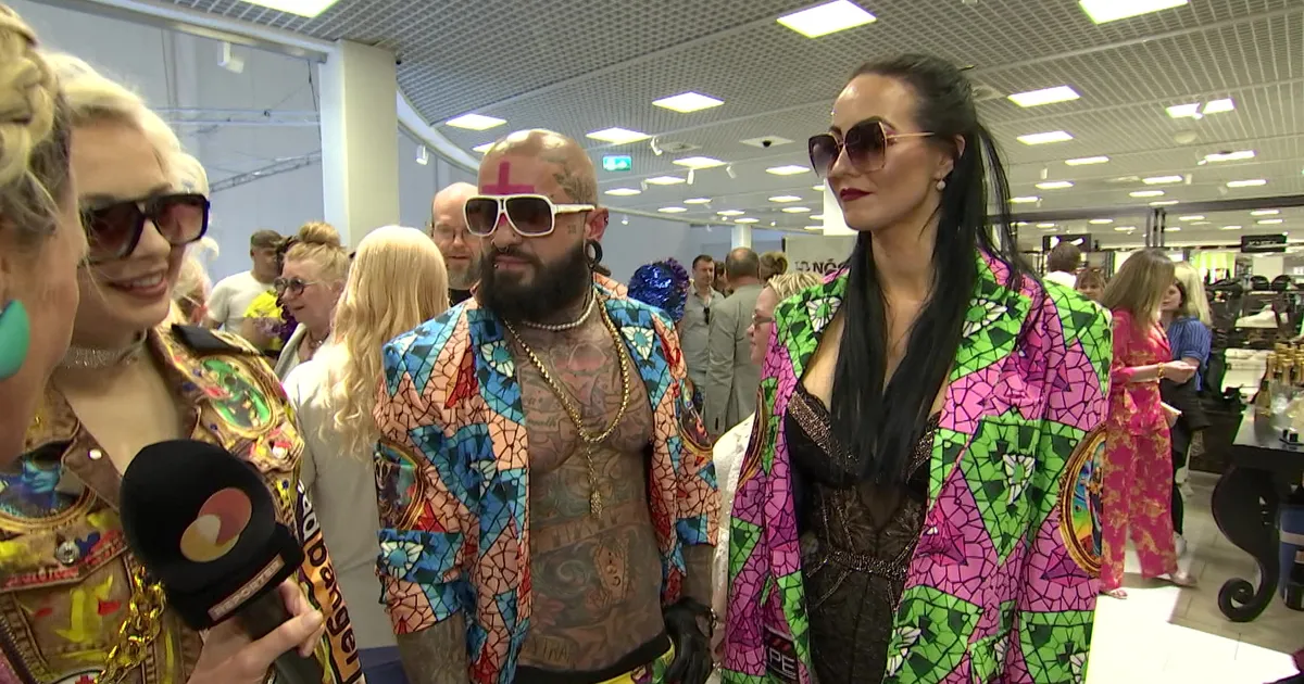 Skandaalne Eesti kunstnik Toivo Freeman Pilt tirib modellidel riided ...