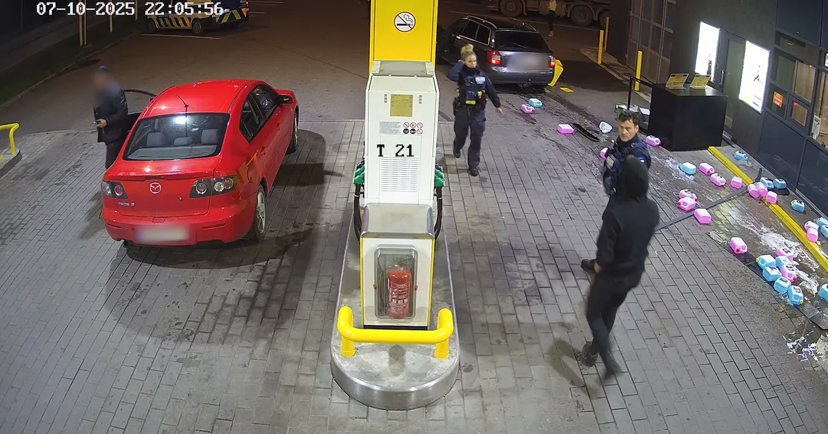 VIDEO Mina sõidan! Juhi autost välja rebinud liiklushuligaan rammis ...