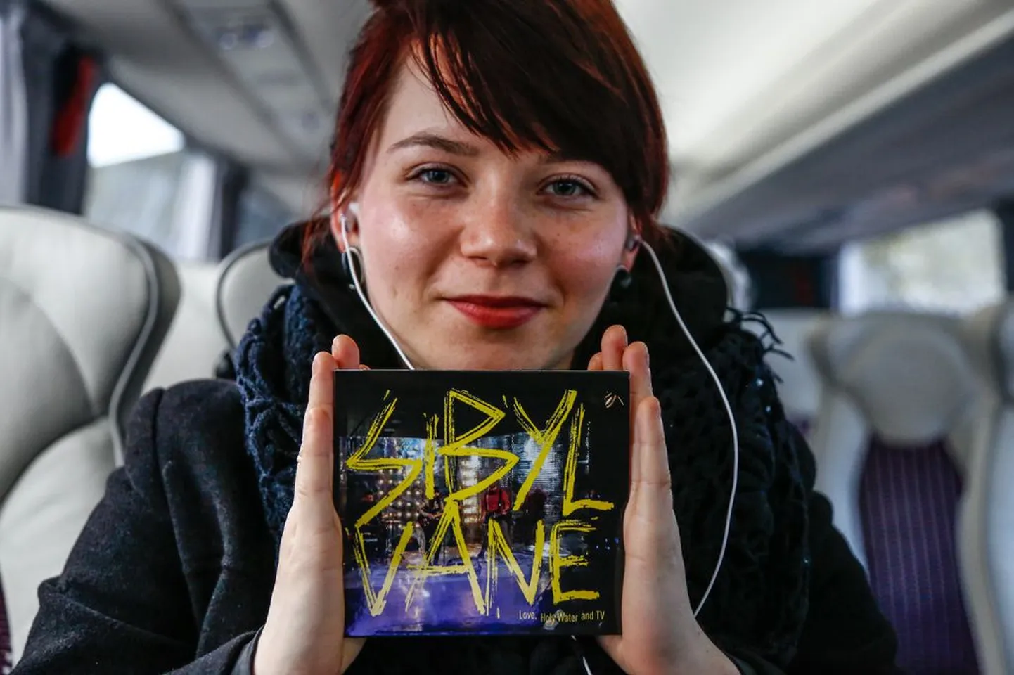 Sibyl Vane tutvustab oma debüütplaati bussis