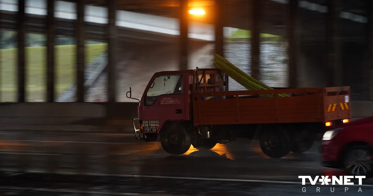 VIDEO Kravas auto Rīgā aizstumj vieglo automašīnu vairākus metrus uz ...