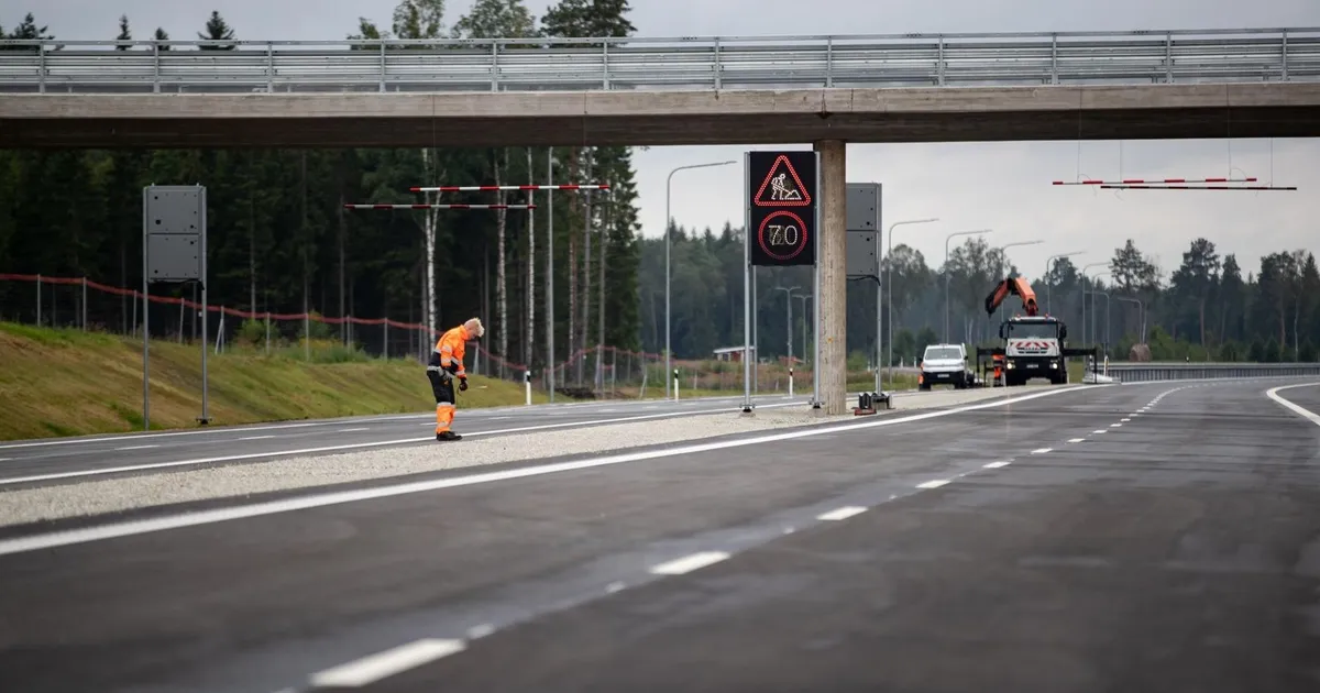 Veoauto koormast pudenenud ehituspruss takistas Tallinna-Tartu maanteel ...