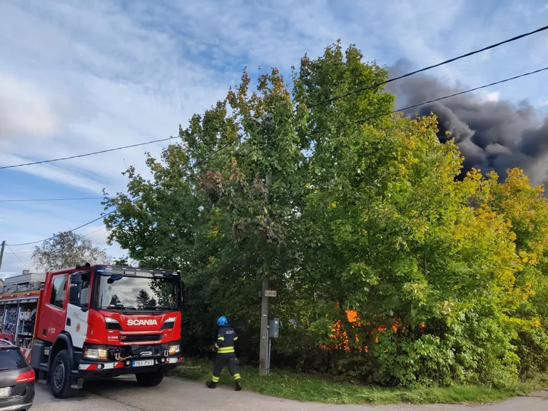 Pärnu aedlinna hoovis põlesid autoromud