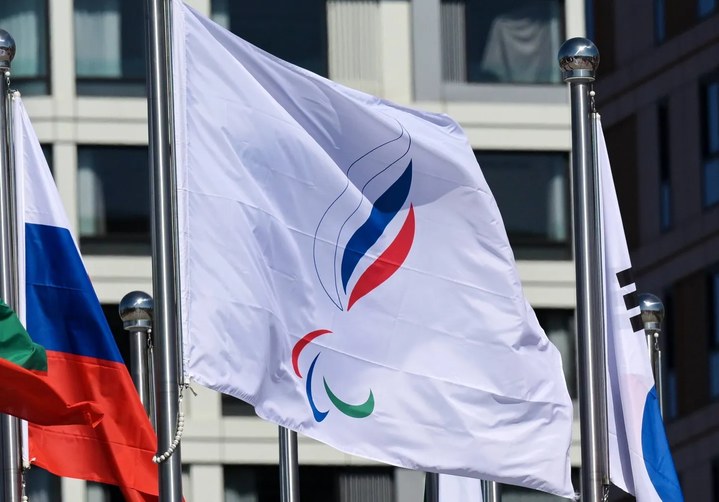 Venelased saavad võistelda oma lipu all, ent taliparalümpiale neid ...