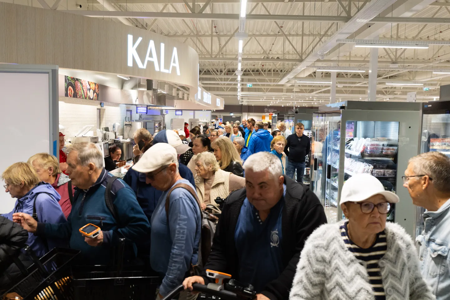 GALERII Raadi Selveri avamisele tuli rahvast nagu murdu, esimene ostja ...
