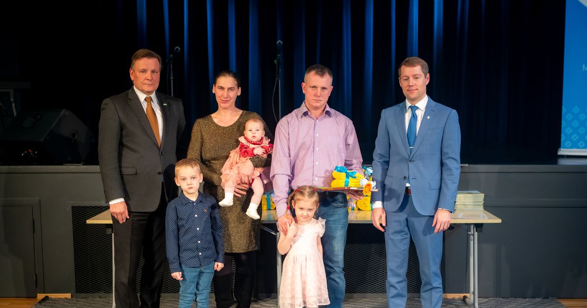 SUUR GALERII Pisimad Saaremaa kodanikud said vallalt sünnikirja